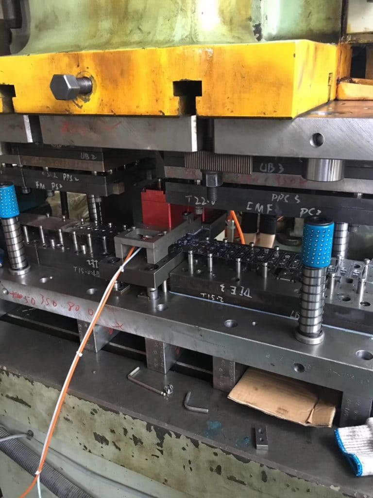 M5 Universal Hollow Wall Anchor stamping machine with progressive die ...